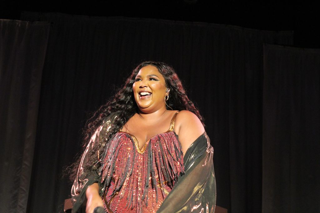 Lizzo Twerks With Her A$$ Out Court Side At The Lakers Game [Watch] - 92 Q